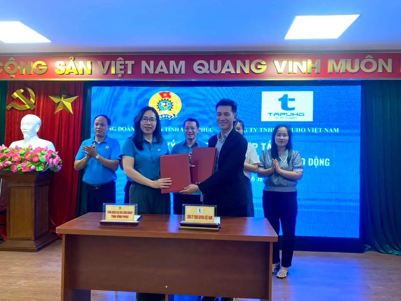 LỄ KÝ THỎA THUẬN HỢP TÁC GIỮA CÔNG ĐOÀN CÁC KHU CÔNG NGHIỆP VĨNH PHÚC VÀ CÔNG TY TNHH TAPUHO ...